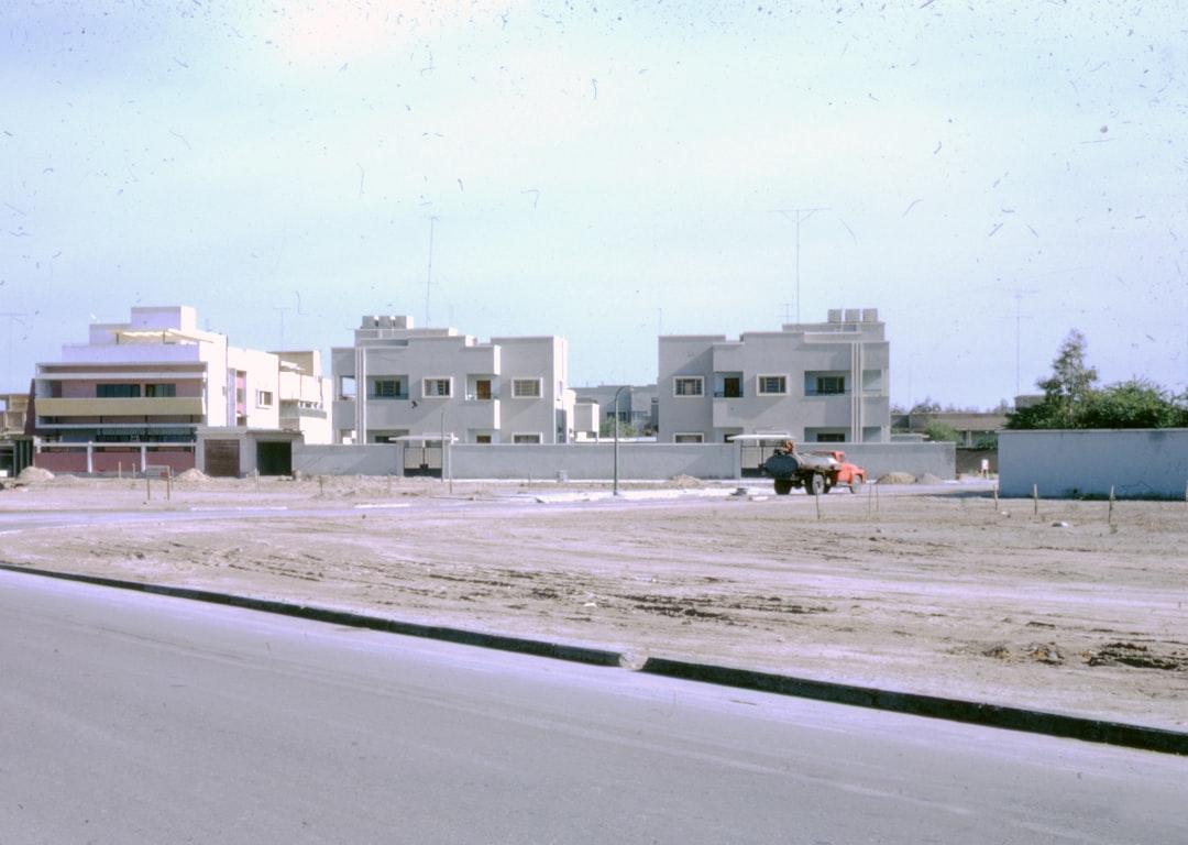 Riyadh Construction: Resi vs. Commercial - Know the Diff!